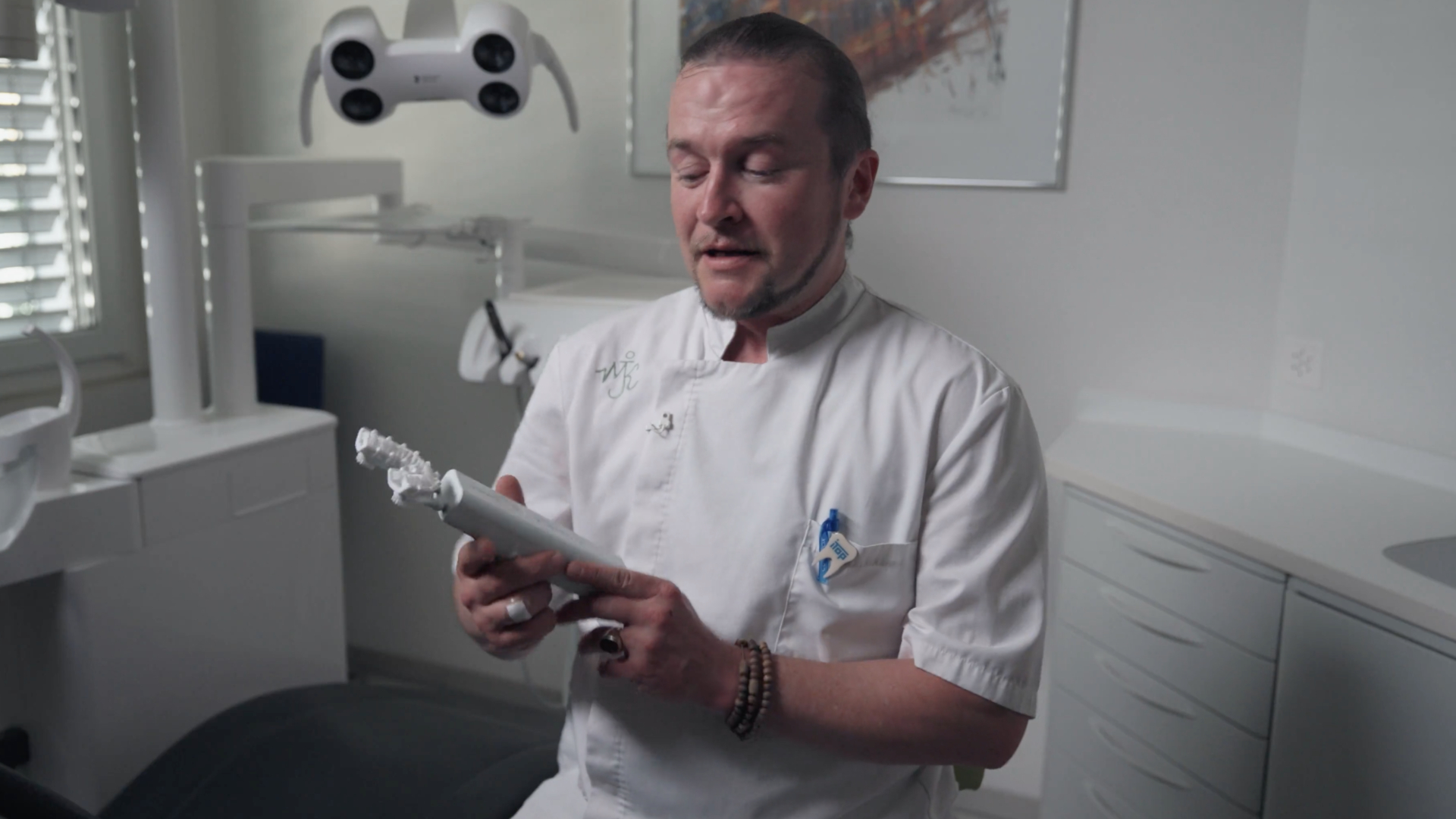 A fully robotic toothbrush for disabled patients